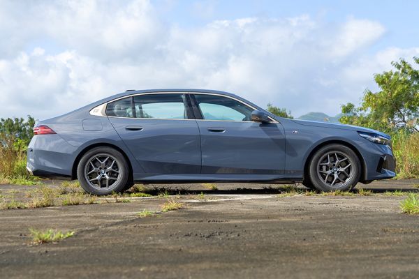 BMW 5 Series 530Li - On Road Price, RTO, Insurance, Features, Colours ...