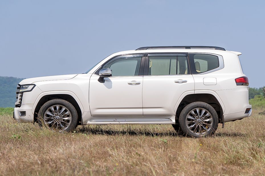 Toyota Land Cruiser 300 Images, Land Cruiser 300 Interior & Exterior ...
