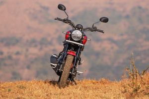 Yamaha XSR 155 Metallic Black - On Road Price, RTO, Insurance, Features ...