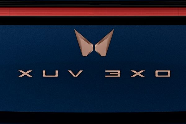 Mahindra XUV 3XO EV AX5 - On Road Price, RTO, Insurance, Features ...