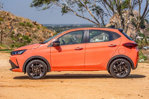 Tata Tiago Pure CNG - On Road Price, RTO, Insurance, Features, Colours ...