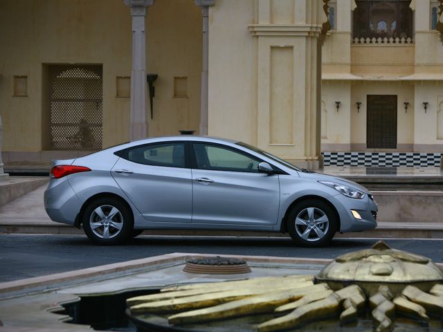 Hyundai Elantra 2012 : ZigWheels First Drive Pics!