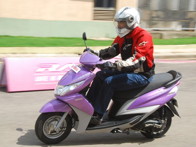 Yamaha Ray : ZigWheels First Ride Pics!
