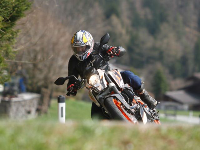 KTM 390 Duke : ZigWheels First Ride Pics!