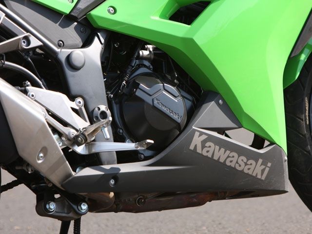 Kawasaki Ninja 300 : ZigWheels Road Test Pics