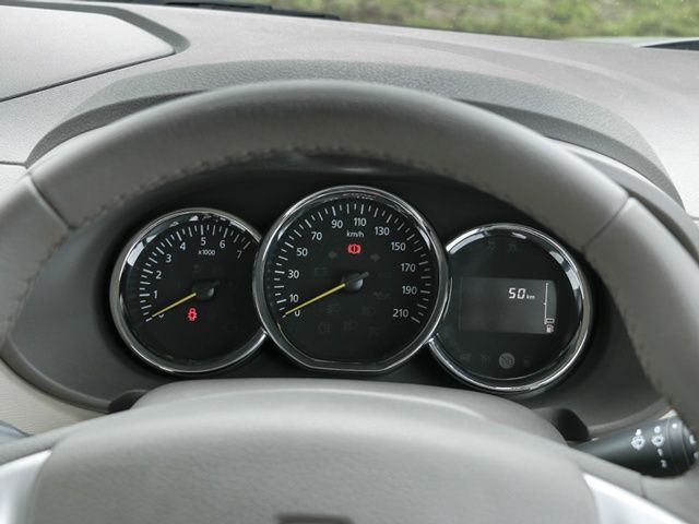 Renault Lodgy Stepway Interior and Features Photo Gallery